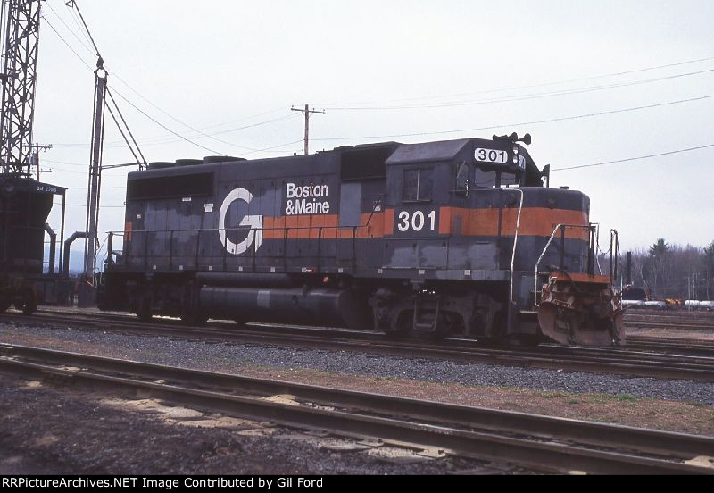 B&M 301(GP40-2)